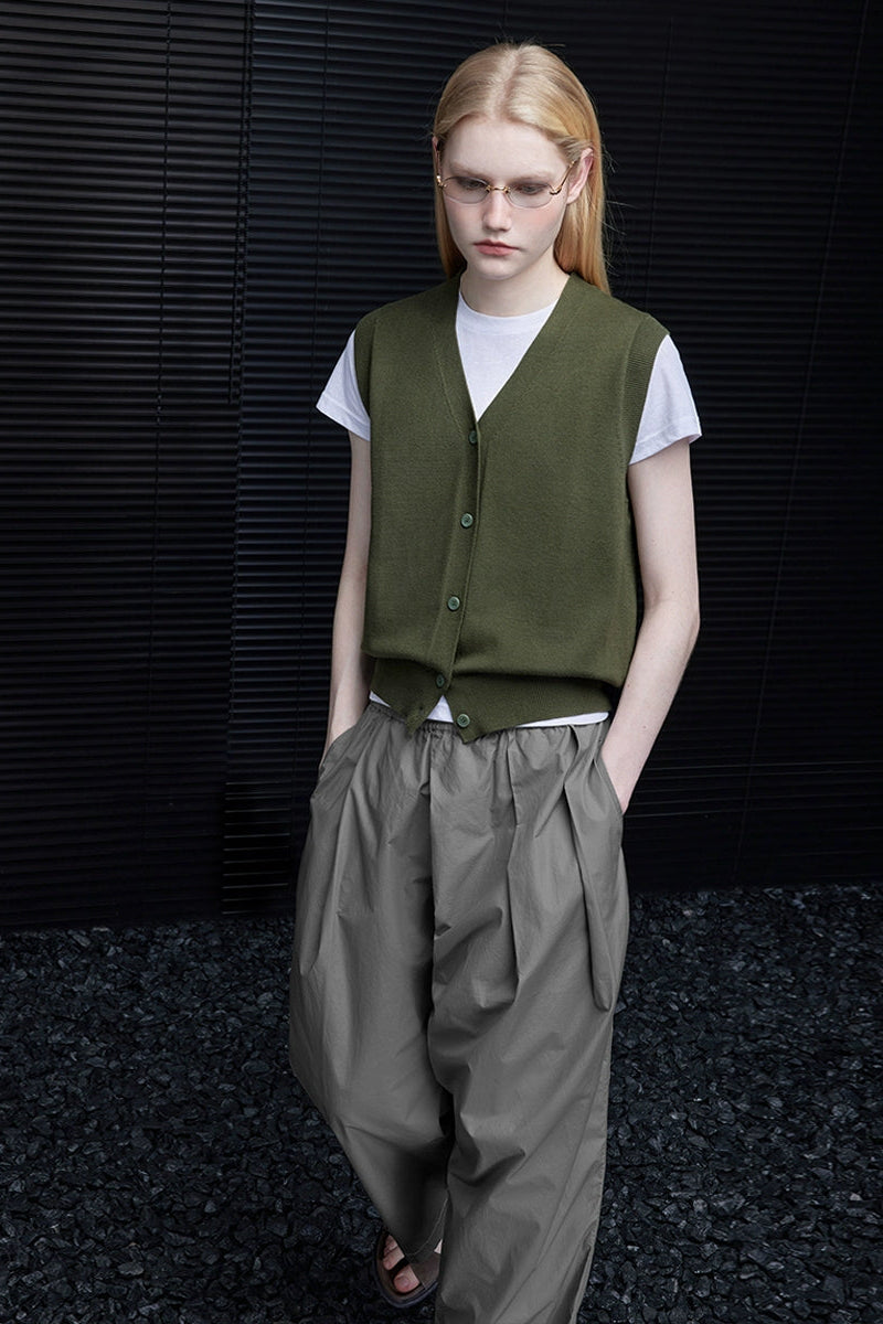Army green knit V-neck vest B3954 – Bloemen